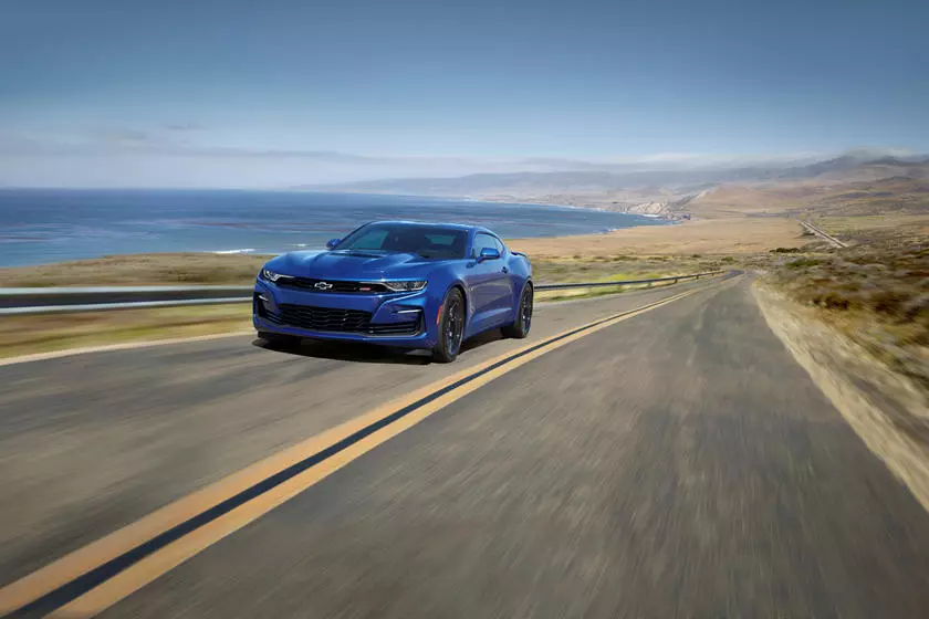 2019-2020 Chevrolet Camaro Coupe Driving ngarep Angle