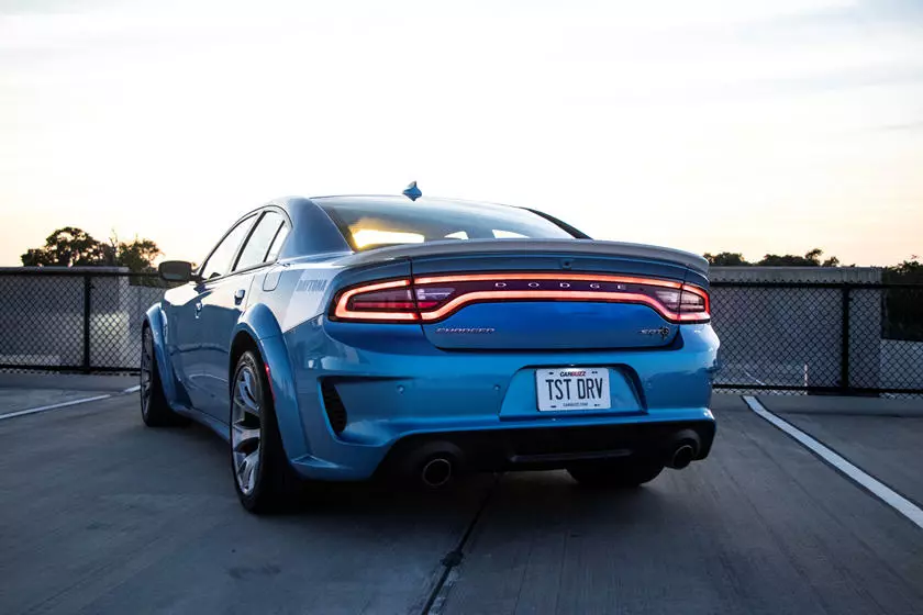 ឆ្នាំ 2020 Dodge Charger SRT Hellcat ទិដ្ឋភាពខាងក្រោយ