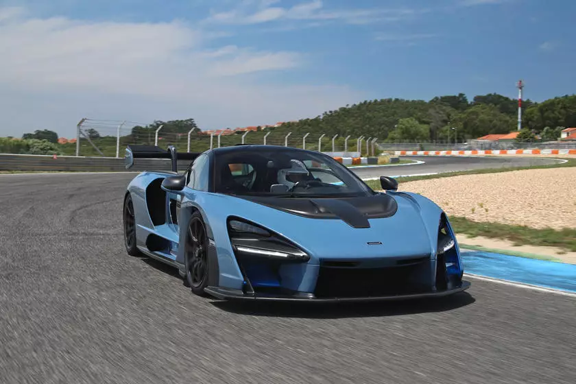 2019 McLaren Senna vista frontale alla guida