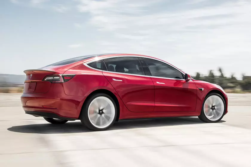 2017-2021 Tesla Model 3, вид сбоку за рулем