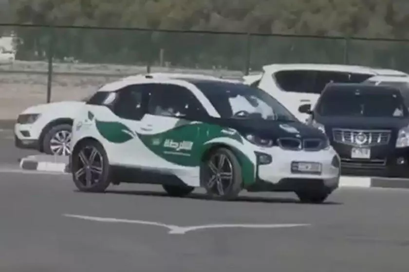 Dubaiko Poliziak auto elektriko bat gehitu berri du bere superkotxeen flotan