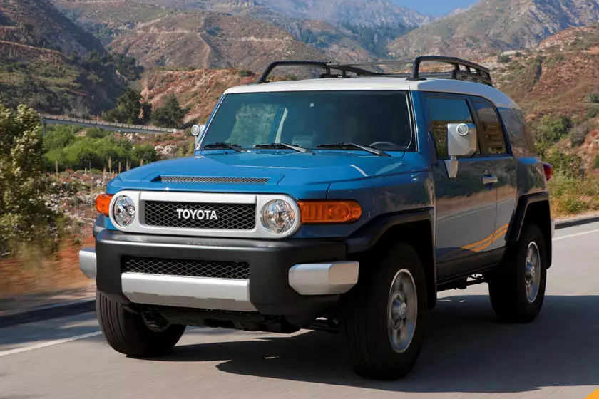 2011-2014 Toyota FJ Cruiser የፊት እይታ መንዳት