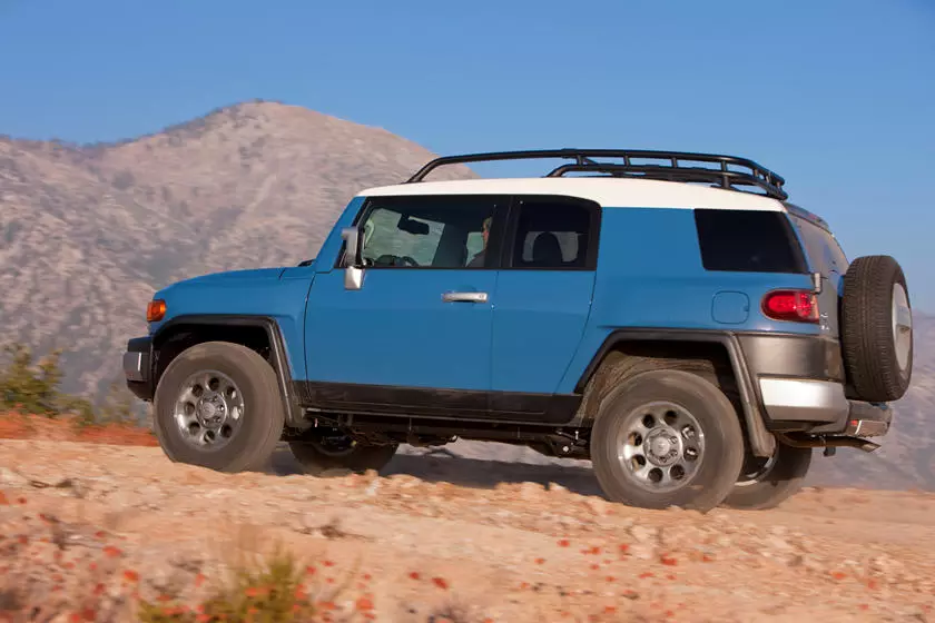 2011-2014 Toyota FJ Cruiser Side View