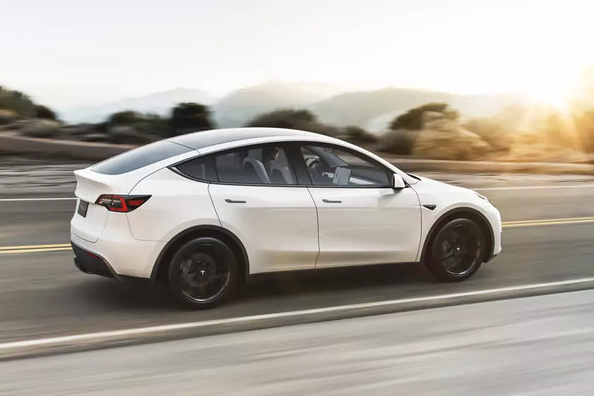 2020 Tesla Model Y me pamje anësore ngarje