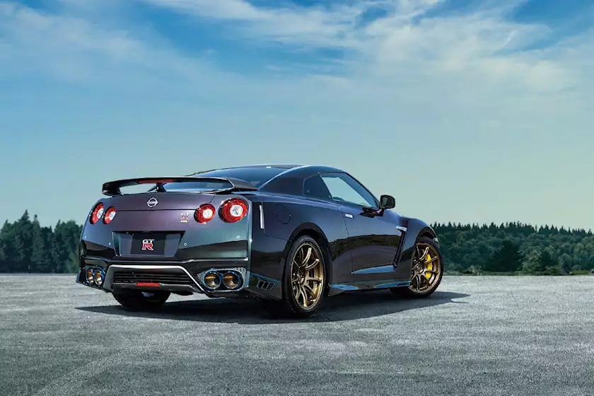 Nissan GT-R T-Spec 2021 года, вид сзади