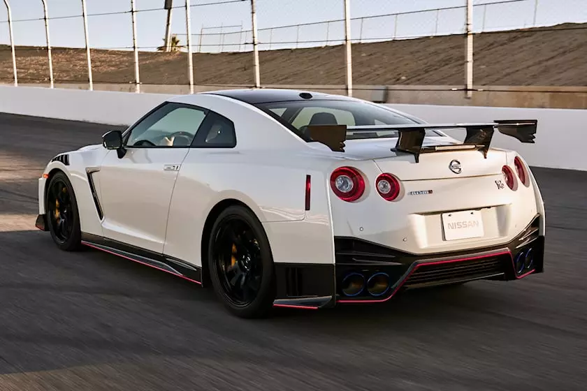 Vista traseira do Nissan GT-R NISMO 2020-2021