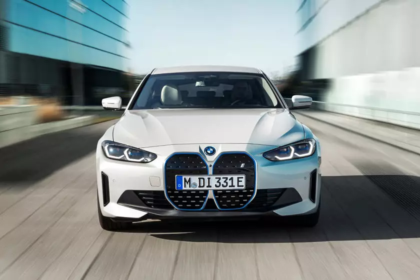 2022 BMW i4 프론트 뷰 드라이빙