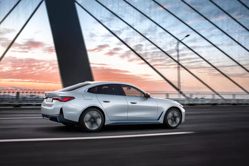 2022 BMW i4 မောင်းနှင်နေသည့် နောက်ပြန်မြင်ကွင်း