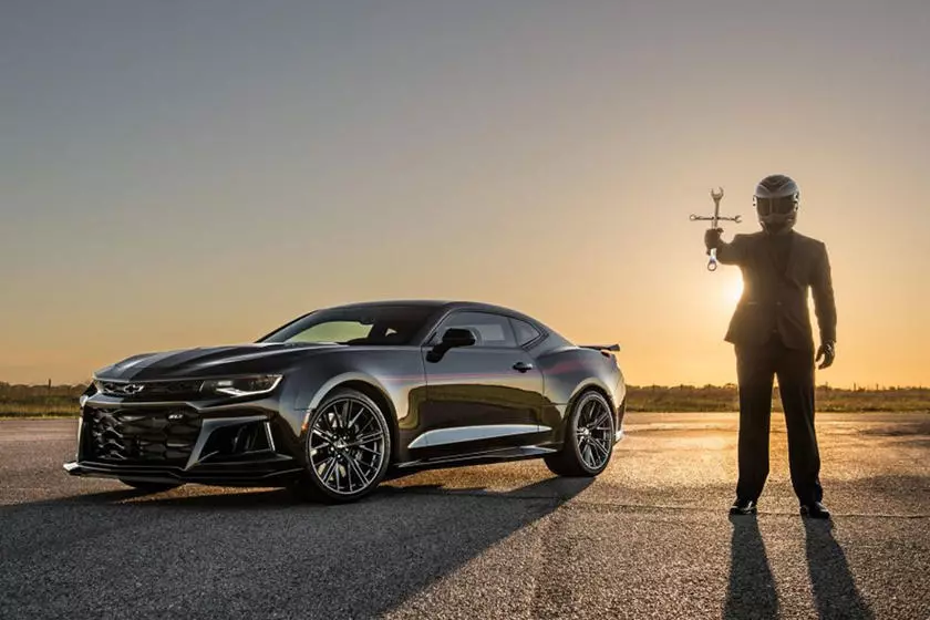 Глядзіце, як Hennessey's 1000-HP Camaro Exorcist Unleash Holy Hell 18293_3