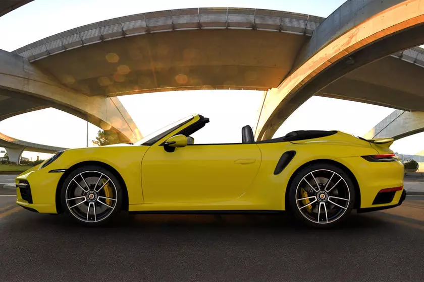 Revisão do primeiro olhar do Porsche 911 Turbo Cabriolet 2021: caçador de supercarros em topless 18412_19