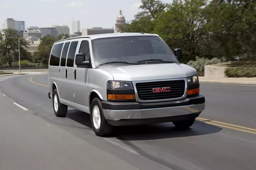 2008-2022 GMC Savana зорчигчийн фургон урдаас харсан жолоодлоготой