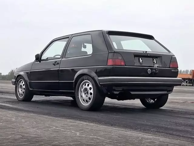 Sleeper Volkswagen Golfo Pakas 1,233-ĈP Kaj Estas Diable Proksime Nerimarkebla 1877_1