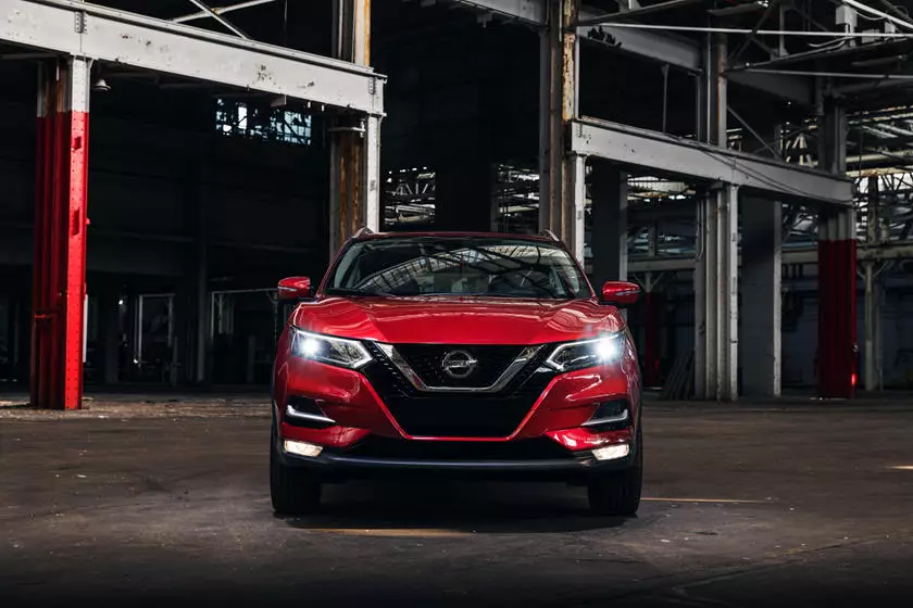 Vista frontal del Nissan Rogue Sport 2020