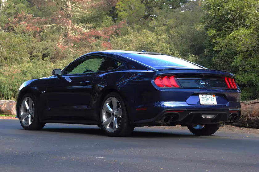 2018-2020 ፎርድ Mustang GT Coupe የኋላ አንግል እይታ