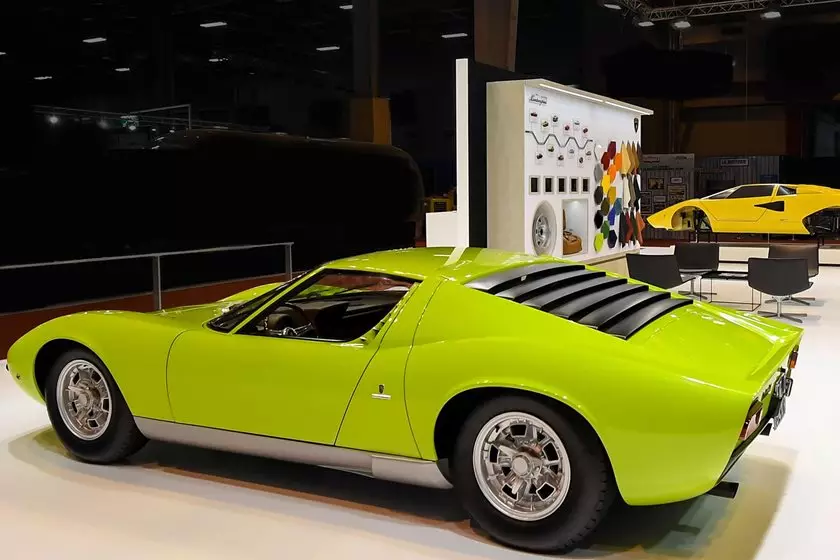 Lamborghini Painstakingly Restores Ob ntawm Nws Feem ntau Legendary Supercars 18840_2