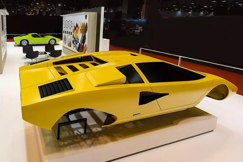 Lamborghini Painstakingly Restores Ob ntawm Nws Feem ntau Legendary Supercars 18840_4