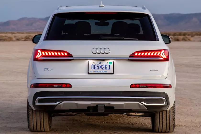 2020-2022 Audi Q7 پیچھے کا منظر