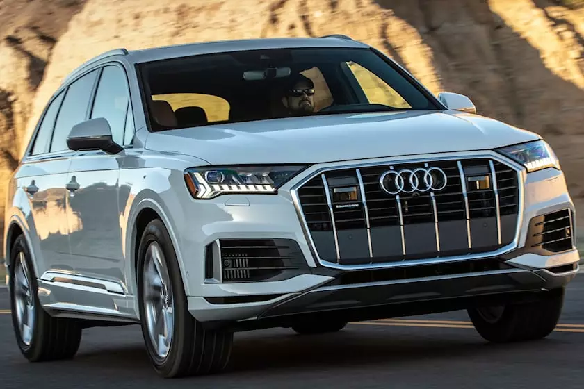 2020-2022 Audi Q7 Front View Driving