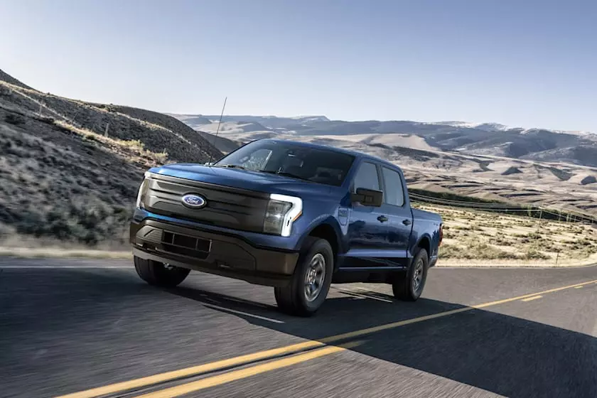 2022 m. Ford F-150 žaibo vairavimo priekinis kampas