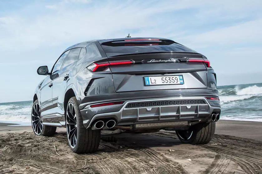 Lamborghini Urus 2019-2020, вид сзади, ракурс