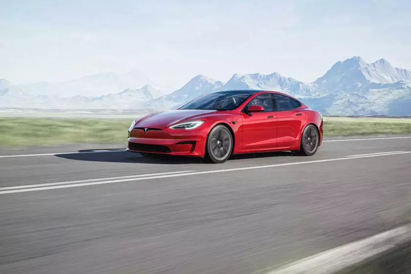 2021 m. Tesla Model S Plaid vairavimo priekinis kampas