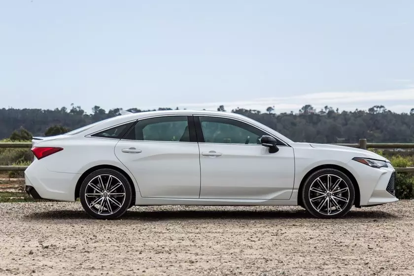 Обзор первого привода Toyota Avalon 2019 года: синеволосый седан покрасили 19098_1