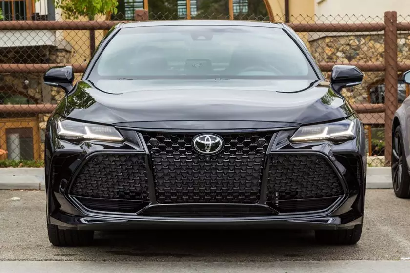 2019 Toyota Avalon ပထမမောင်းပြန်သုံးသပ်ချက်- ဆံပင်အပြာရောင် Sedan သည် ဆိုးဆေးအလုပ်တစ်ခုရရှိသည်။ 19098_15