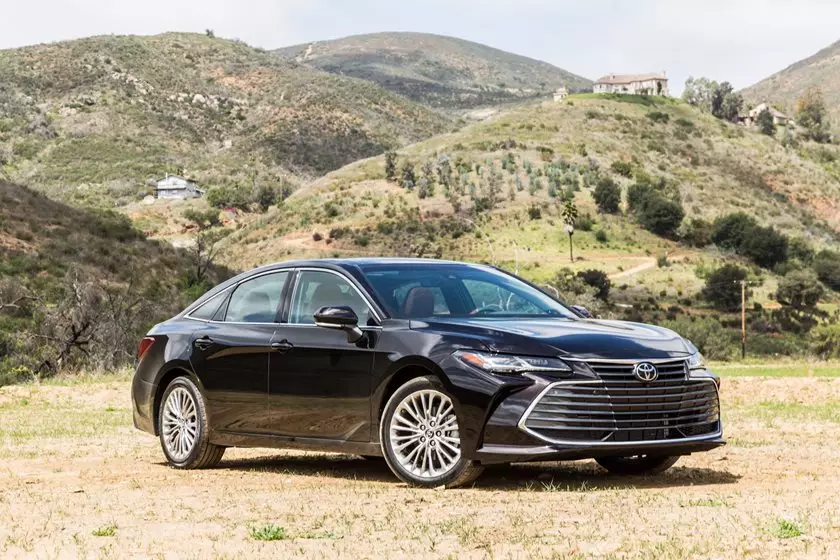 Обзор первого привода Toyota Avalon 2019 года: синеволосый седан покрасили 19098_16