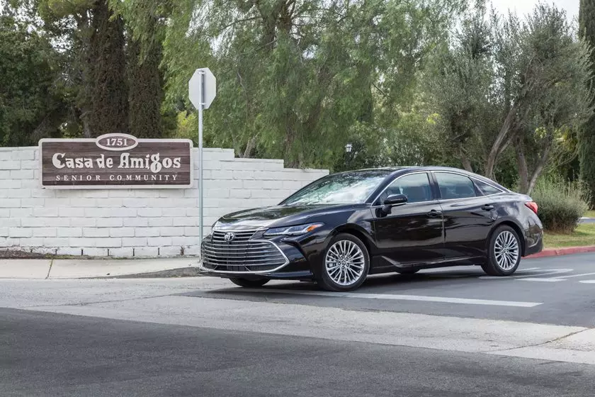 2019 Toyota Avalon ပထမမောင်းပြန်သုံးသပ်ချက်- ဆံပင်အပြာရောင် Sedan သည် ဆိုးဆေးအလုပ်တစ်ခုရရှိသည်။ 19098_17