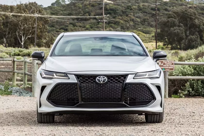 2019 Toyota Avalon ပထမမောင်းပြန်သုံးသပ်ချက်- ဆံပင်အပြာရောင် Sedan သည် ဆိုးဆေးအလုပ်တစ်ခုရရှိသည်။ 19098_2