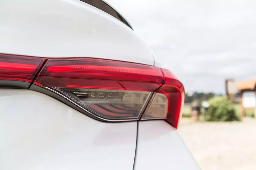 2019 Toyota Avalon ပထမမောင်းပြန်သုံးသပ်ချက်- ဆံပင်အပြာရောင် Sedan သည် ဆိုးဆေးအလုပ်တစ်ခုရရှိသည်။ 19098_21