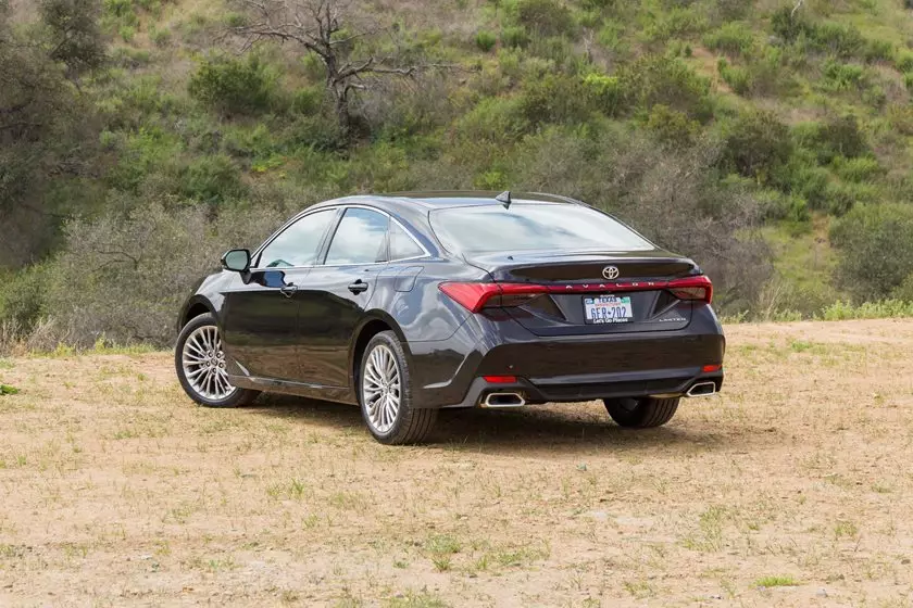 Обзор первого привода Toyota Avalon 2019 года: синеволосый седан покрасили 19098_24