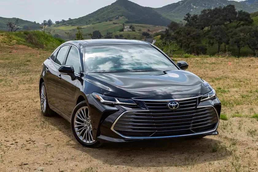 Обзор первого привода Toyota Avalon 2019 года: синеволосый седан покрасили 19098_25