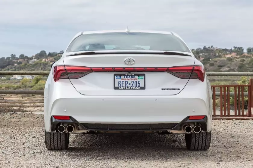 Обзор первого привода Toyota Avalon 2019 года: синеволосый седан покрасили 19098_3