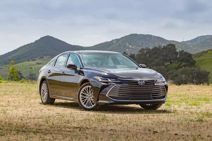 2019 Toyota Avalon ပထမမောင်းပြန်သုံးသပ်ချက်- ဆံပင်အပြာရောင် Sedan သည် ဆိုးဆေးအလုပ်တစ်ခုရရှိသည်။ 19098_4