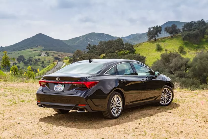 2019 Toyota Avalon ပထမမောင်းပြန်သုံးသပ်ချက်- ဆံပင်အပြာရောင် Sedan သည် ဆိုးဆေးအလုပ်တစ်ခုရရှိသည်။ 19098_5