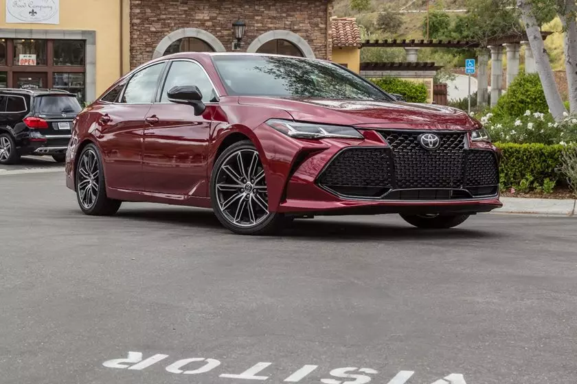 2019 Toyota Avalon ပထမမောင်းပြန်သုံးသပ်ချက်- ဆံပင်အပြာရောင် Sedan သည် ဆိုးဆေးအလုပ်တစ်ခုရရှိသည်။ 19098_6