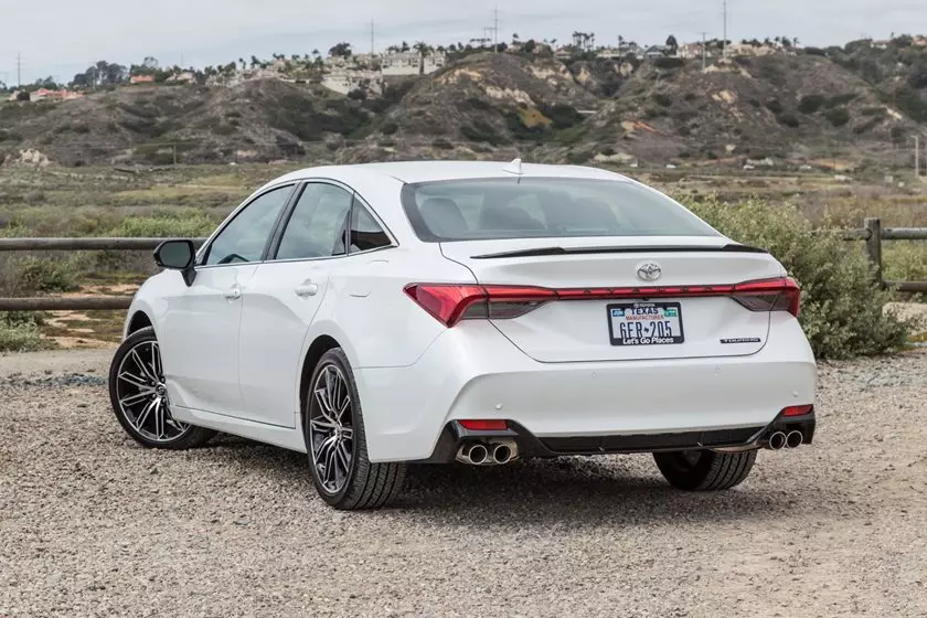 Обзор первого привода Toyota Avalon 2019 года: синеволосый седан покрасили 19098_7