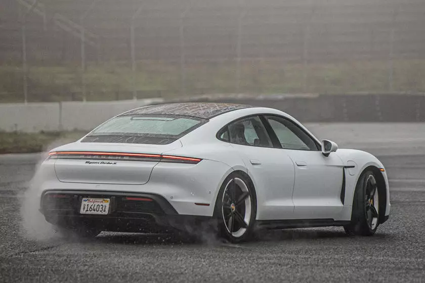 I-Porsche Taycan Outsells 911 kunye ne-718 edibeneyo 19126_5