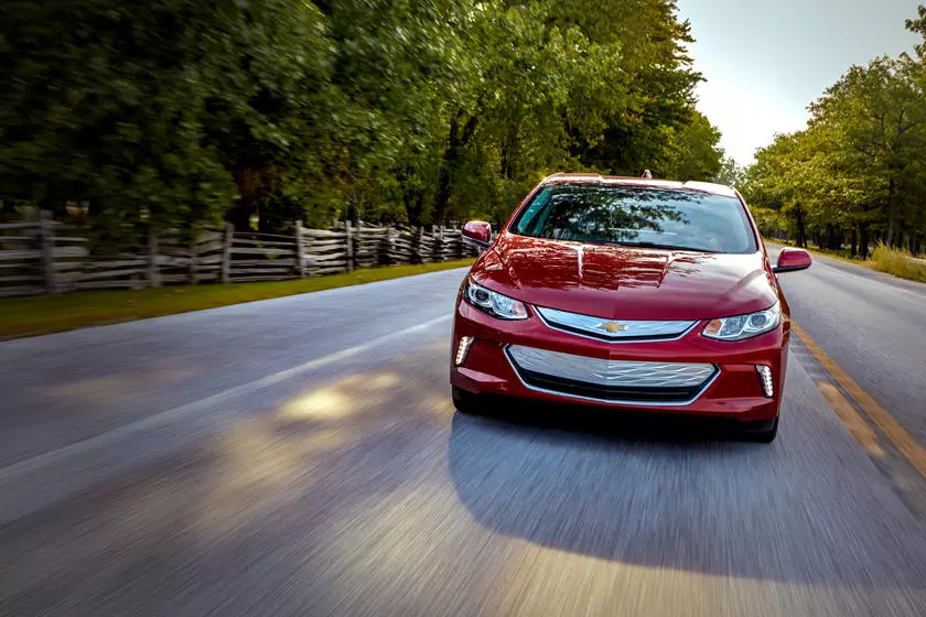 2016-2019 Chevrolet Volt มุมมองด้านหน้า การขับขี่