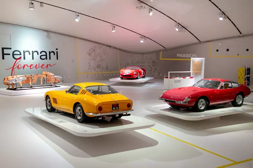 Ferrari 75 illik yubileyini göz qamaşdıran sərgi ilə qeyd edir 19140_8