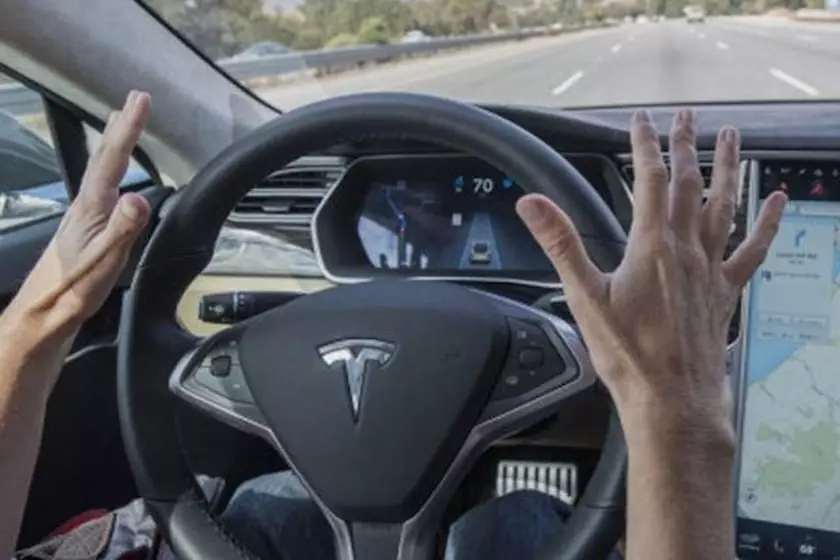 Tesla versprécht vill Verbesserunge fir Self-Driving Tech 19170_1