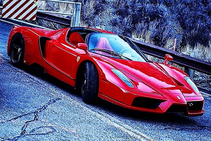 Buri munsi Gutwara Ferrari Enzo Hamwe Ibirometero 90.000 Kumasaha Nintsinzi 19196_5