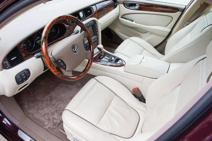 Бұл Jaguar XJ ол сияқты емес 19225_4