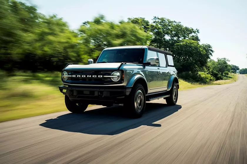 Ángulo frontal de conducción de la Ford Bronco 2021-2022