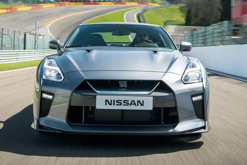 2017-2019 ਨਿਸਾਨ GT-R ਫਰੰਟ ਵਿਊ ਡਰਾਈਵਿੰਗ