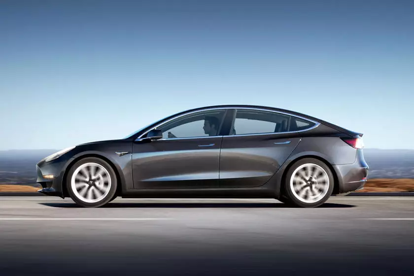 2017–2021 m. „Tesla Model 3“ vairavimas iš šono