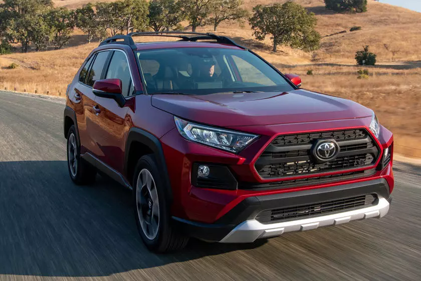 2019-2020 Toyota RAV4 Tre fjärdedels främre höger sidovy i rörelse