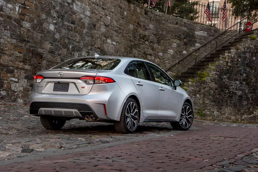 Vue d'angle arrière de la Toyota Corolla Berline 2020-2021