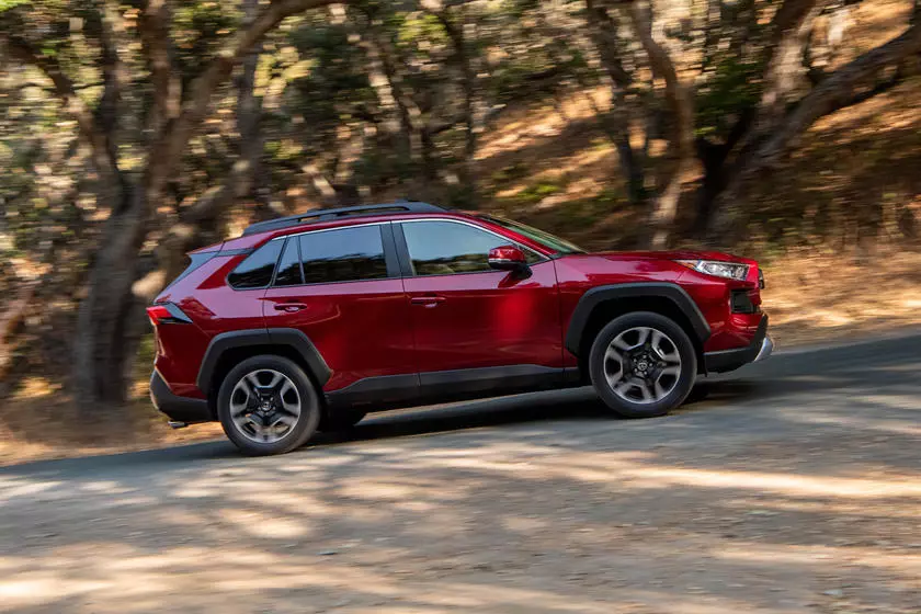 2019-2020 Toyota RAV4 десен страничен поглед